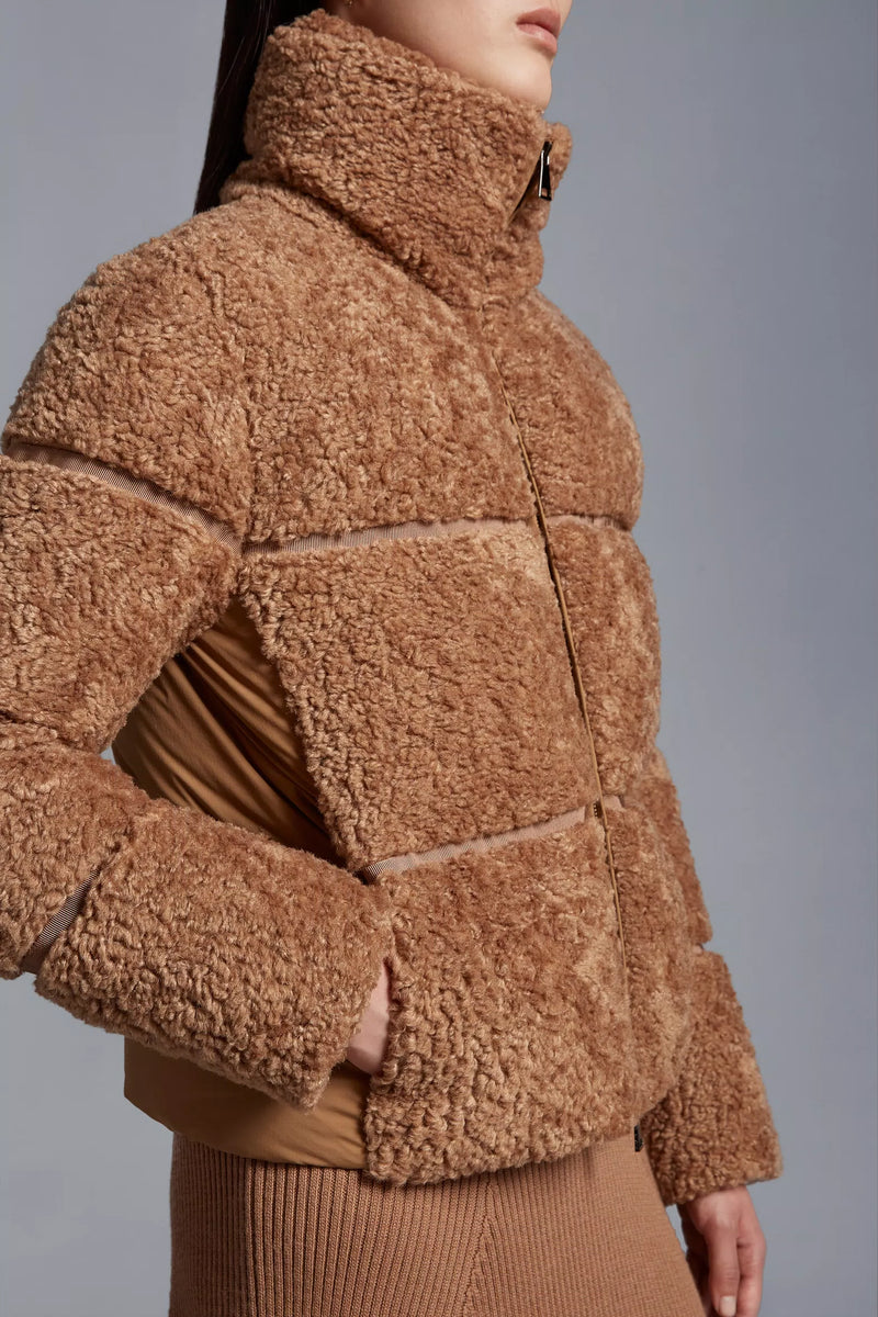 MONCLER SEGURA TEDDY SHORT DOWN JACKET CAMEL – mania-k webshop